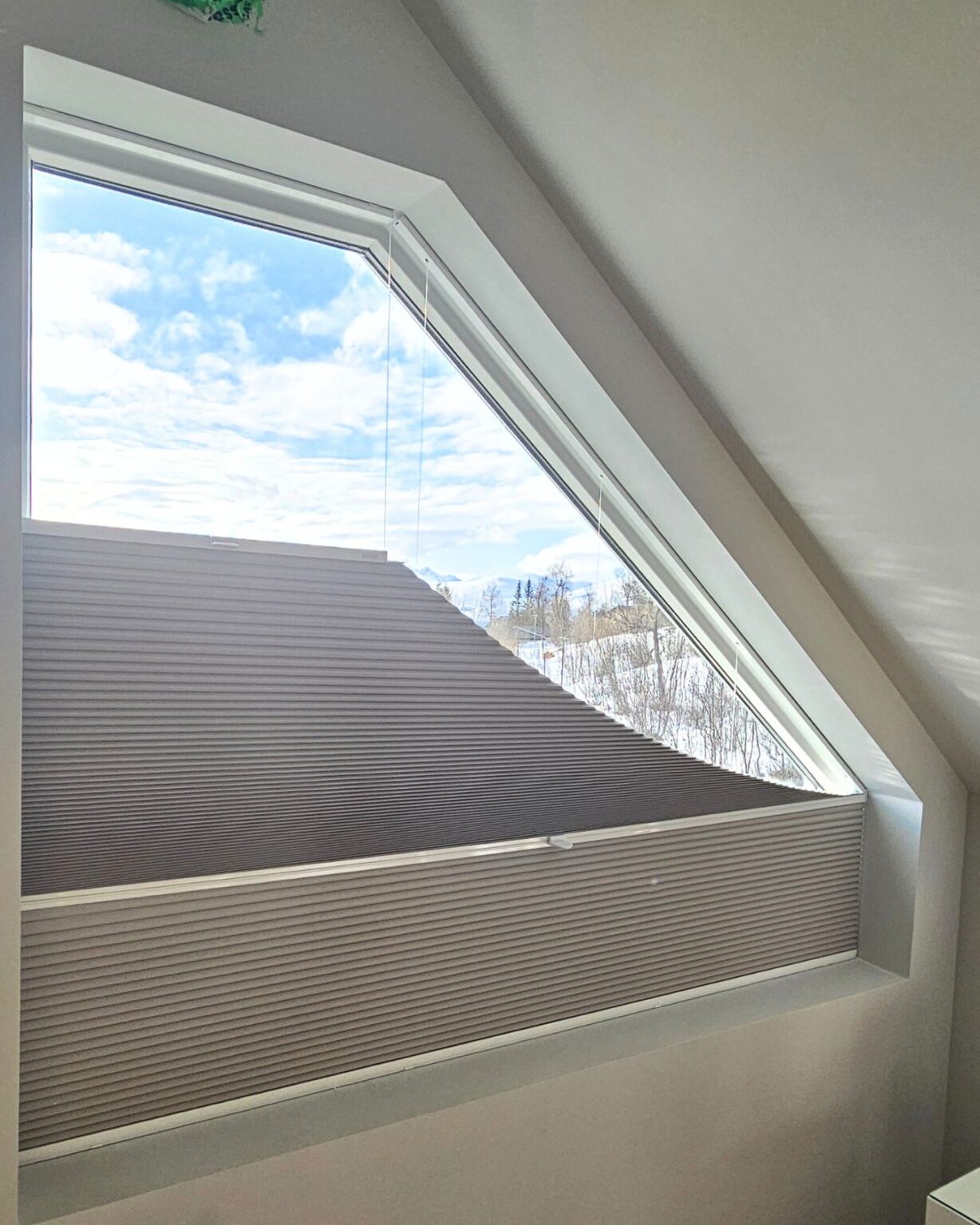 Skreddersydd plisségardin til femkantet vindu | Myscreens.no